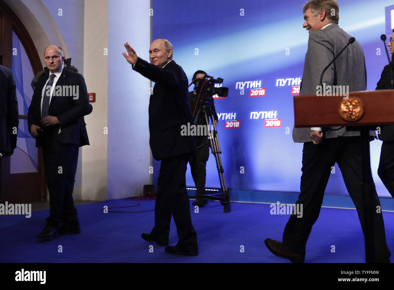 Russian president vladimir putin waves hi-res stock photography and ...