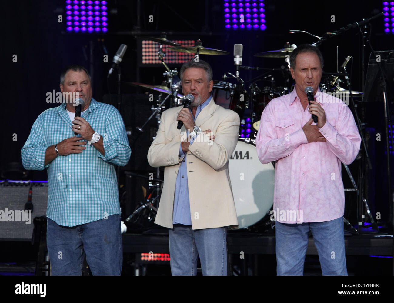 Larry Gatlin and the Gatlin Brothers performs the National Anthem ...