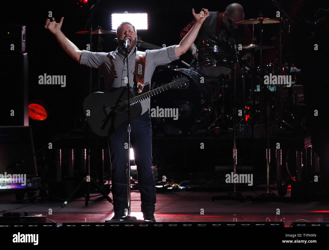 Country music artist Randy Houser performs during the CMA Music ...