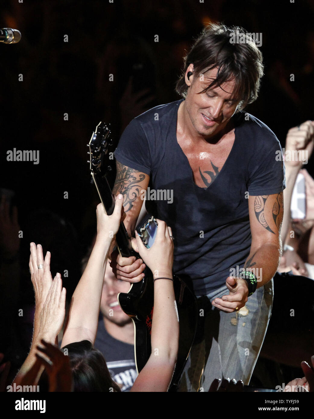 Gives his guitar hi-res stock photography and images - Alamy