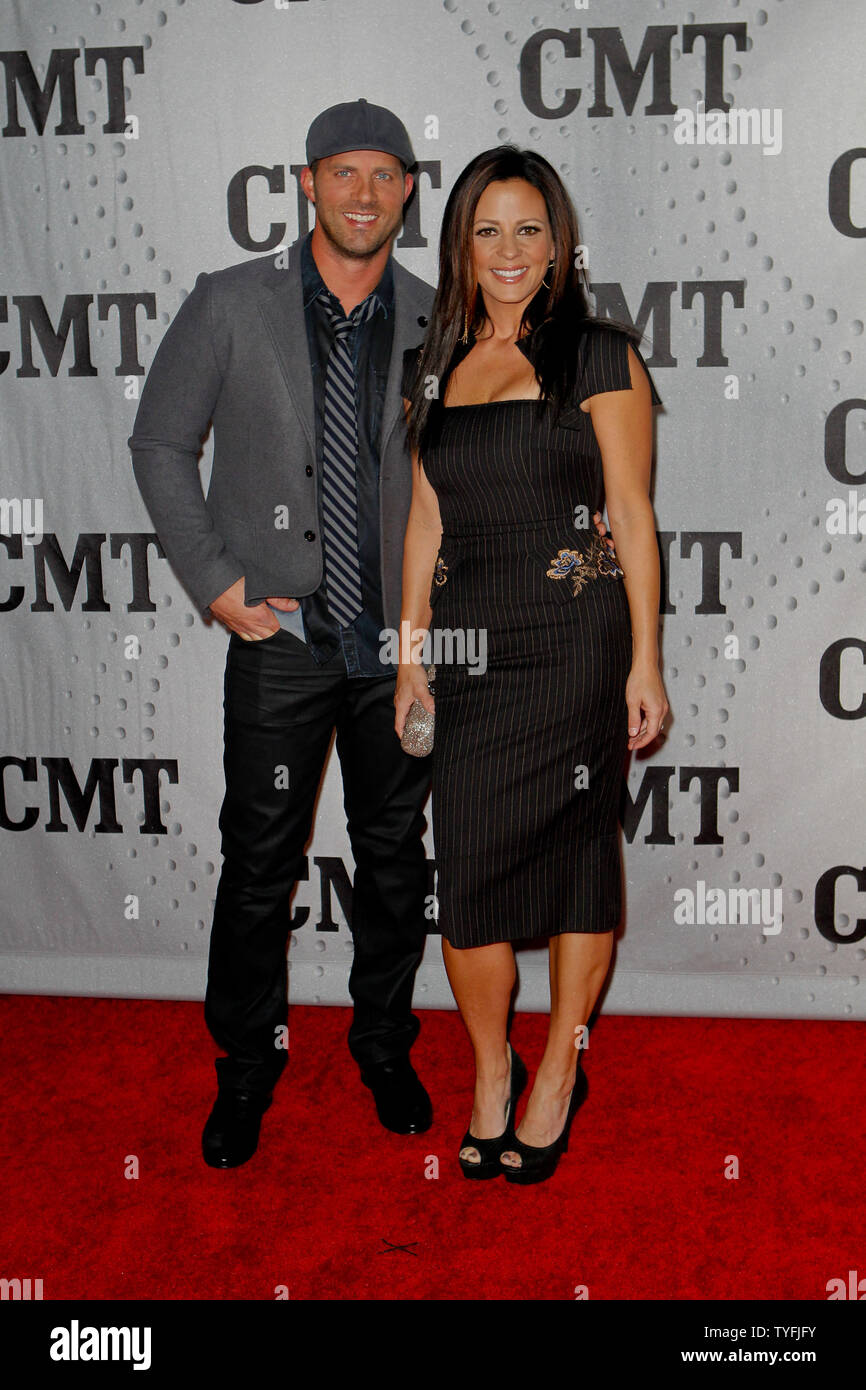 Sara Evans and husband Jay Barker arrive on the red carpet for the 2011 ...