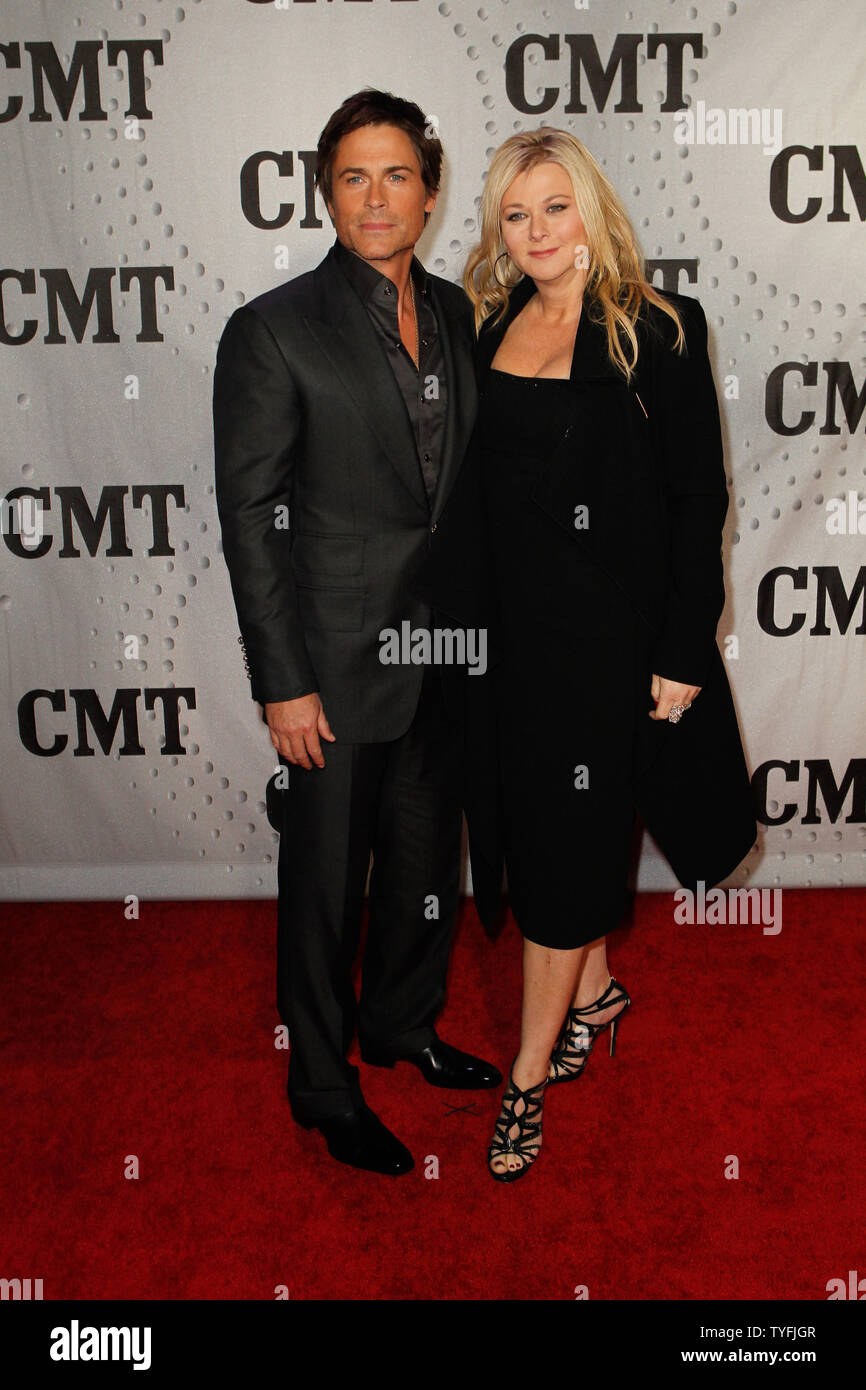Rob Lowe and wife Sheryl arrive on the red carpet for the 2011 CMT ...