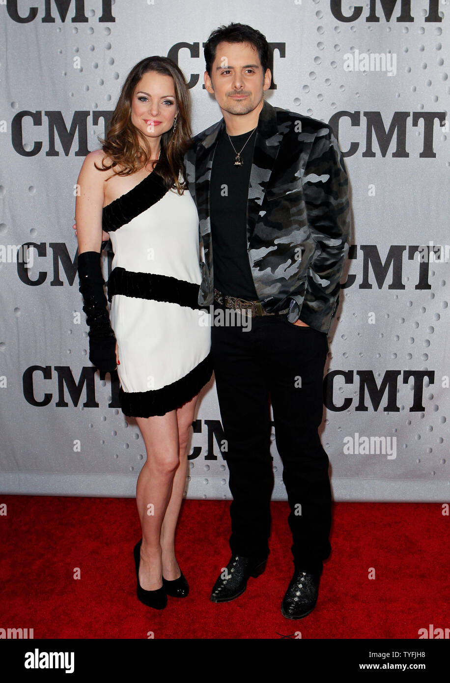 Brad Paisley and wife Kimberly arrive on the red carpet for the 2011 ...