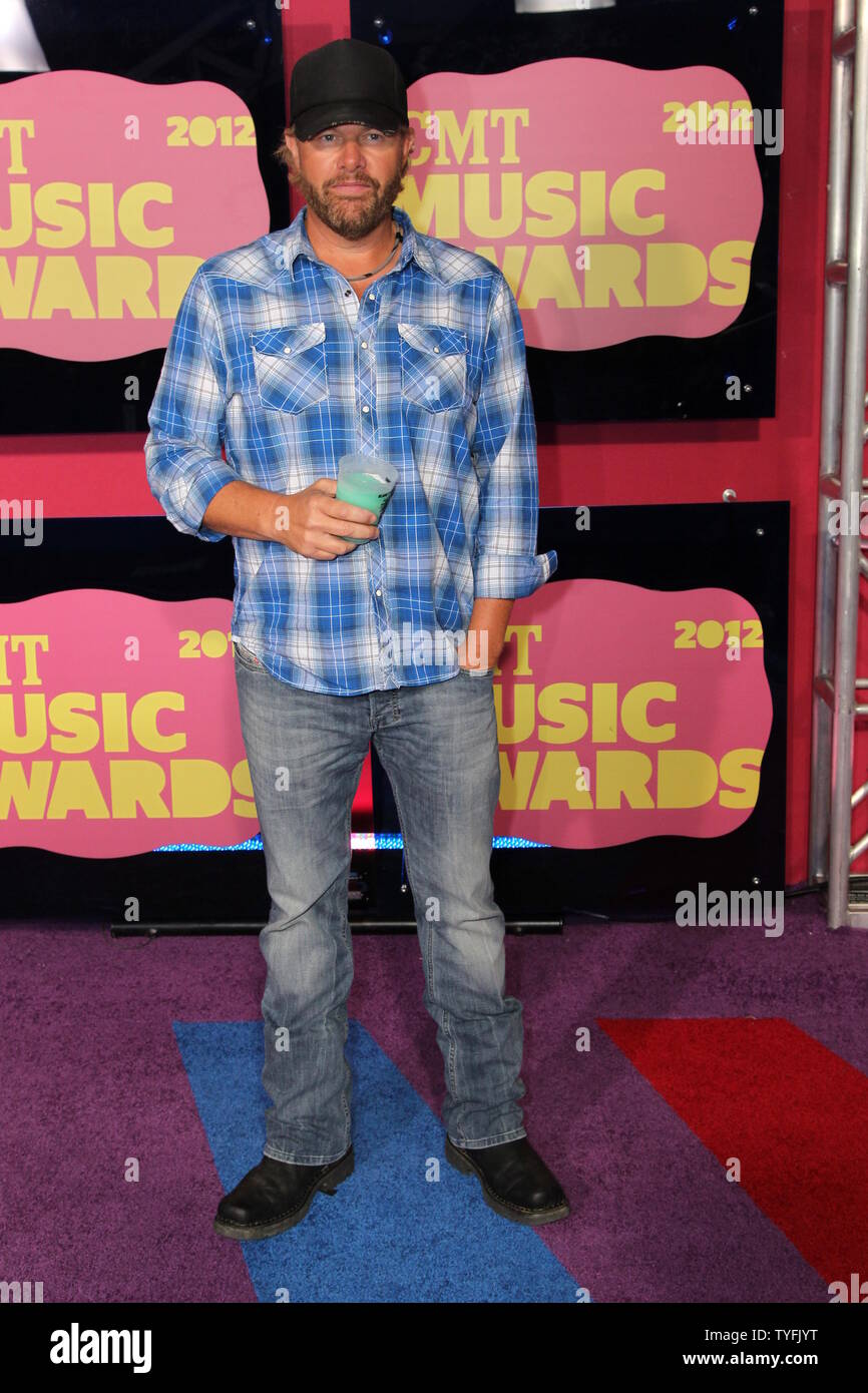 Toby Keith arrives on the red carpet for the 2012 CMT Music Awards in ...