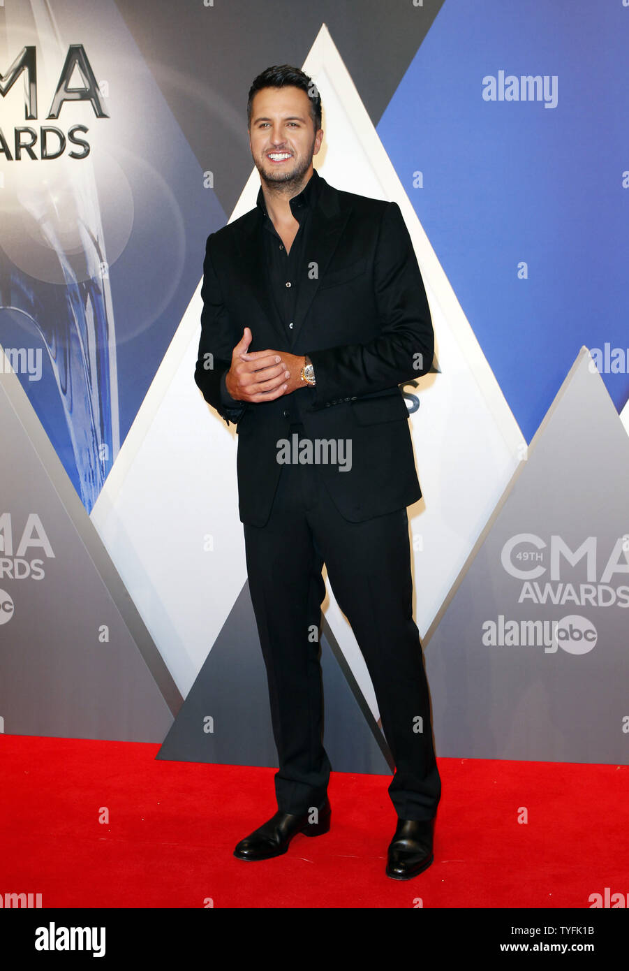 Country music artist Luke Bryan arrives on the red carpet at the 2015 ...