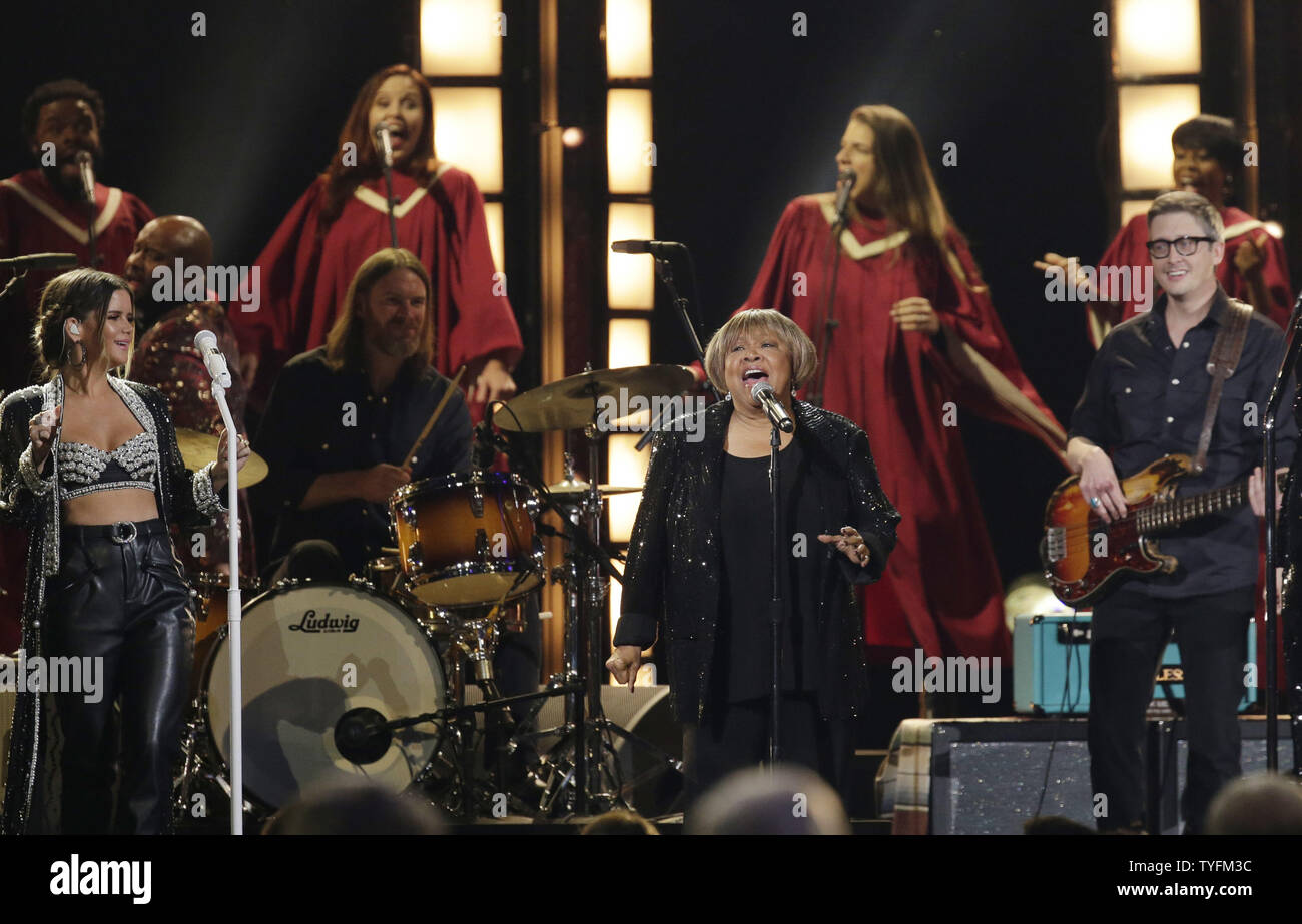 Mavis staples 1970s hi-res stock photography and images - Alamy