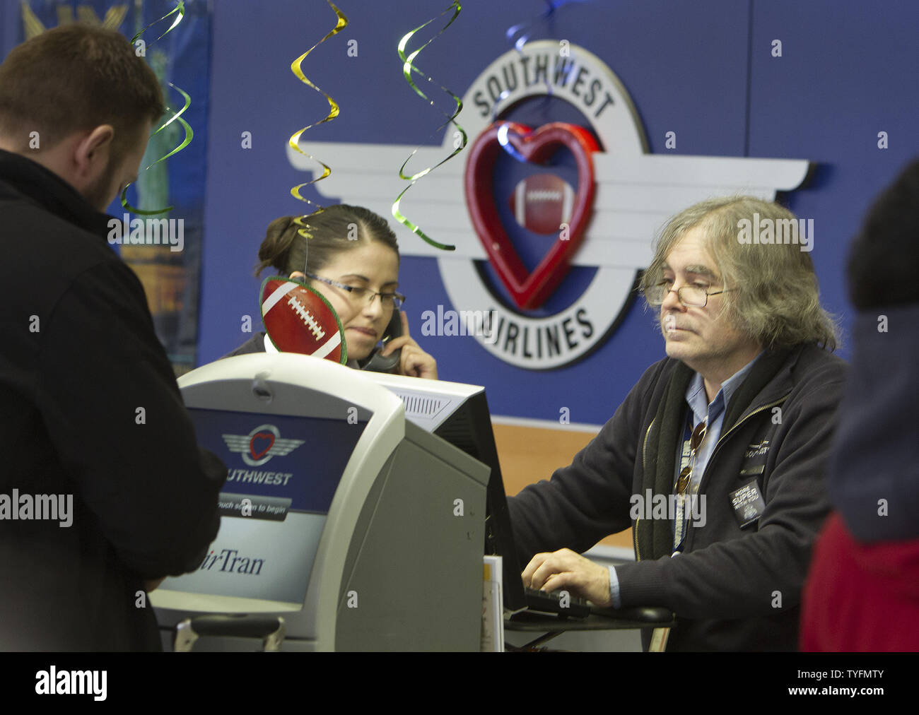 Airline ticket agents hi-res stock photography and images - Alamy