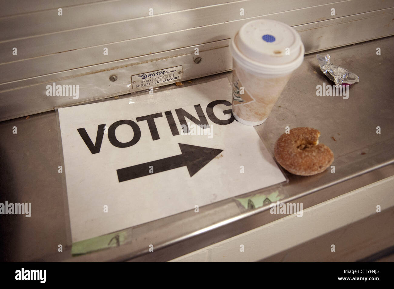 Voting location sign hi-res stock photography and images - Alamy
