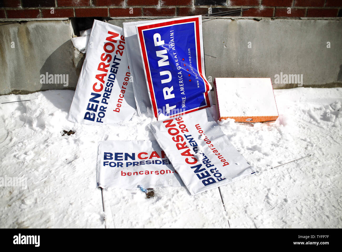 Election campaign 2016 lawn signs hi-res stock photography and images ...