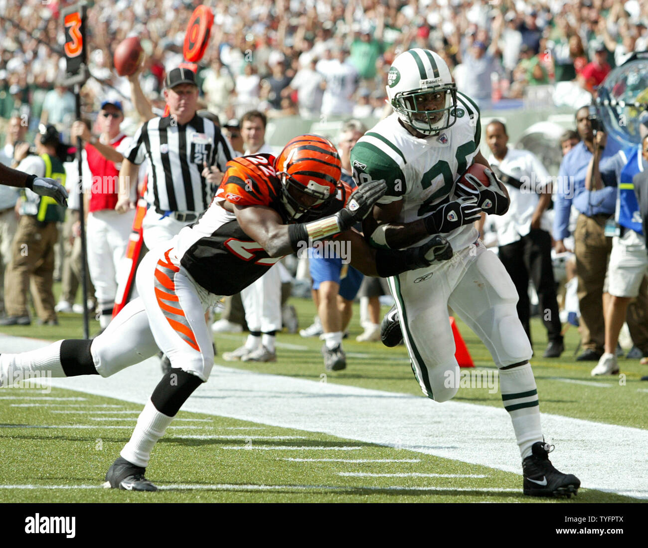New York Jets runningback Curtis Martin breaks free of Cincinnati ...