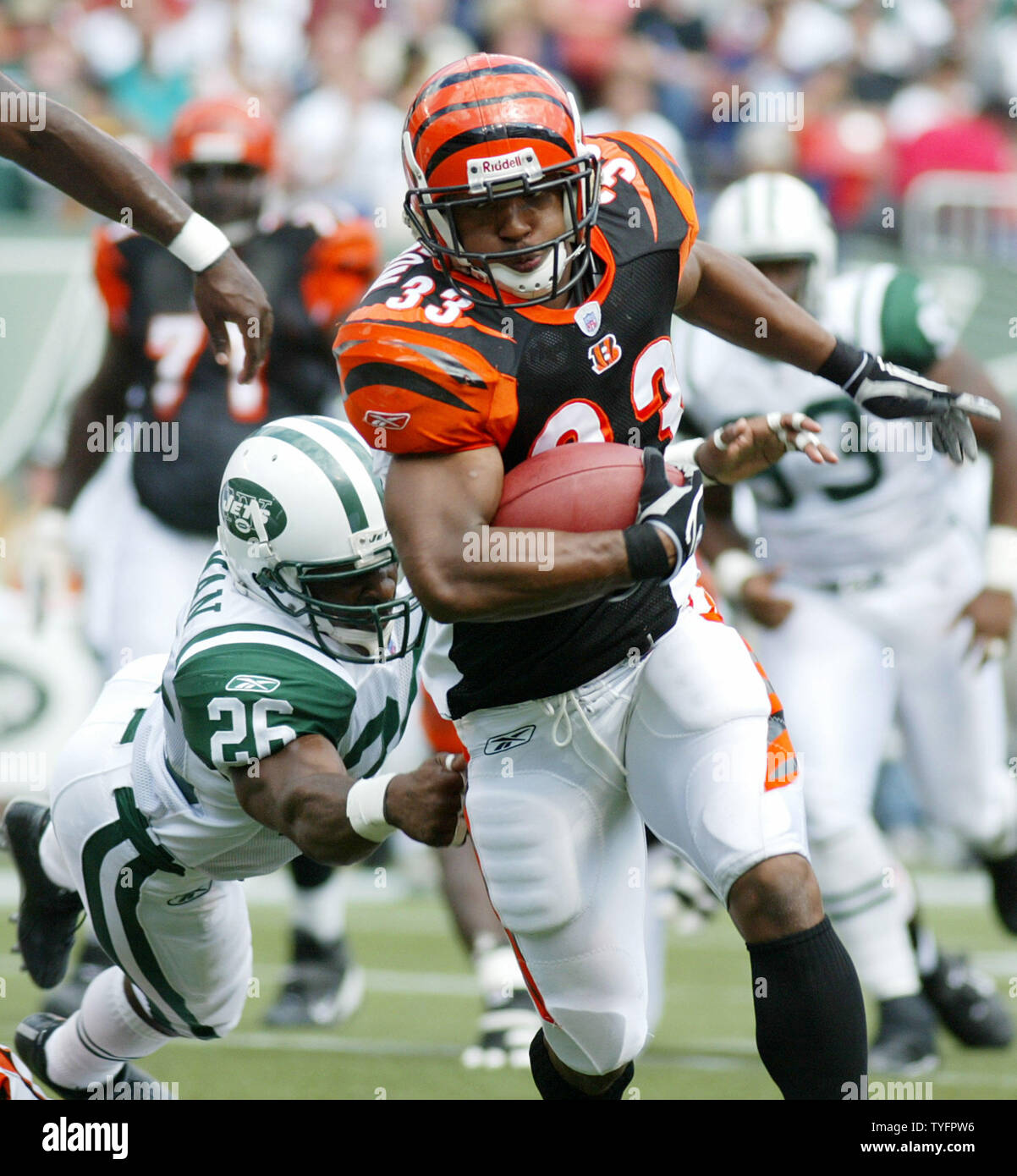 Cincinnati Bengals runningback Kenny Watson breaks a tackle of New York ...