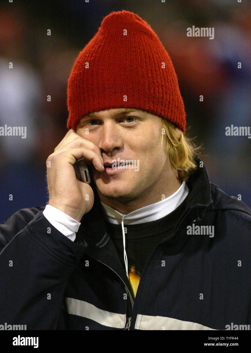 New York Giants tight end Jeremy Shockey makes a call on the field ...