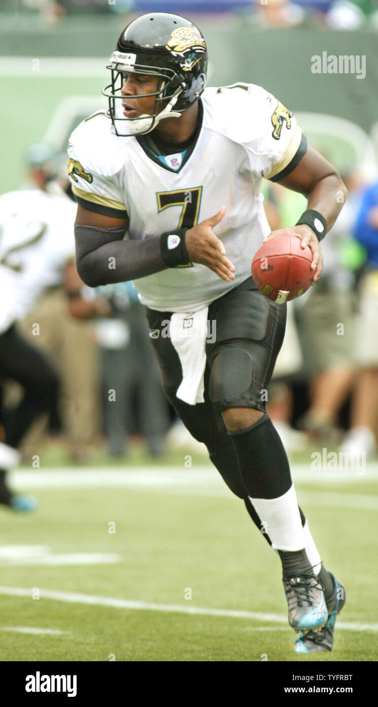 Jacksonville Jaguar's quarterback Byron Leftwich takes on the New York ...