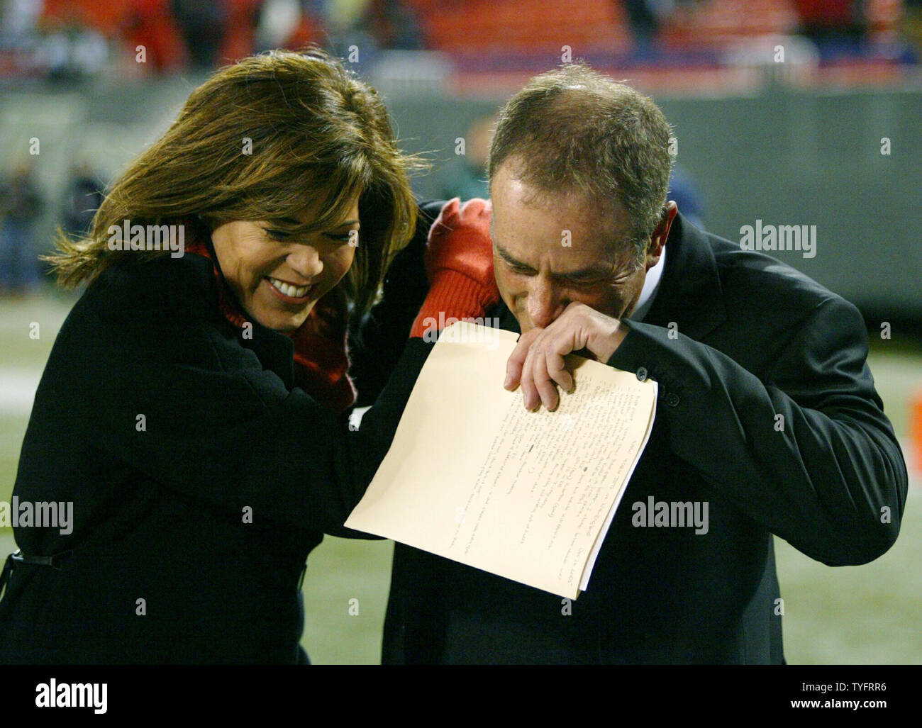 Al Michaels and Michelle Tafoya react on the field before the New York ...
