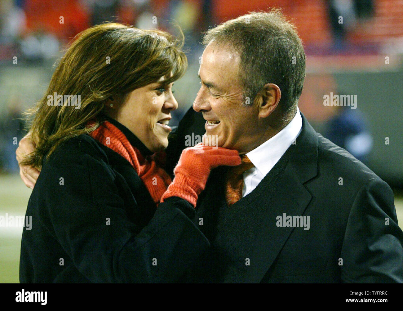 Al Michaels and Michelle Tafoya embrace on the field before the New ...