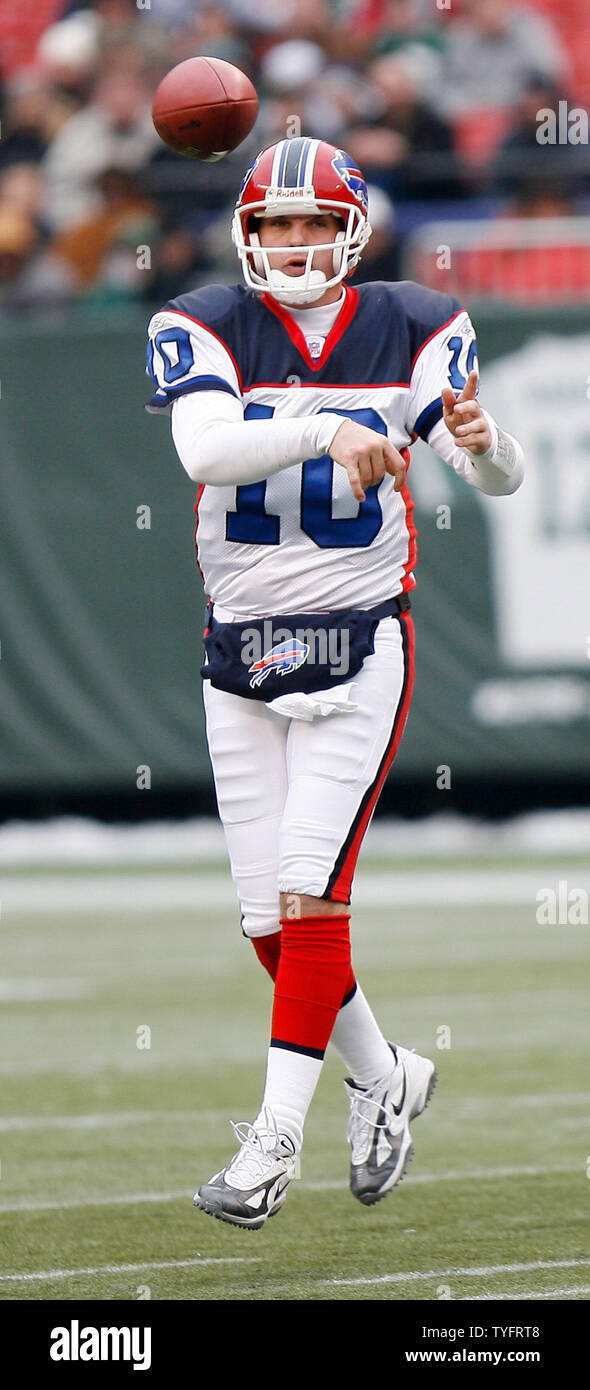 Buffalo Bills quarterback Kelly Holcomb releases a pass at Giants ...