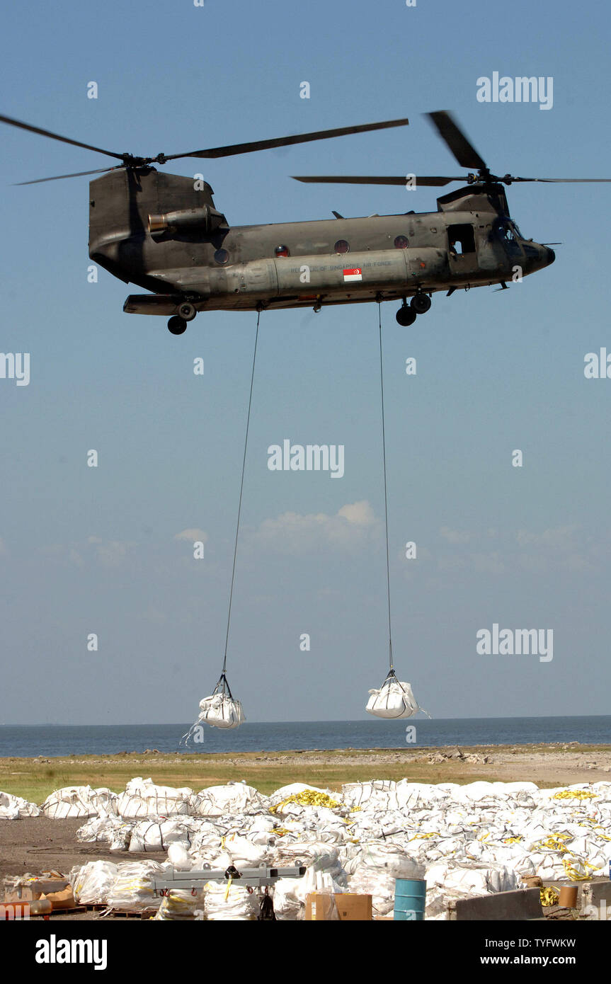 Chinook helicopter water hi-res stock photography and images - Alamy