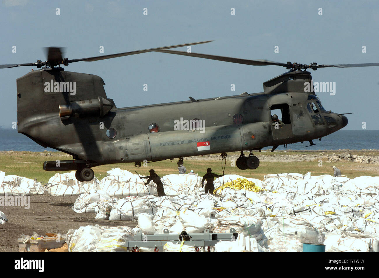 Chinook helicopter water hi-res stock photography and images - Alamy