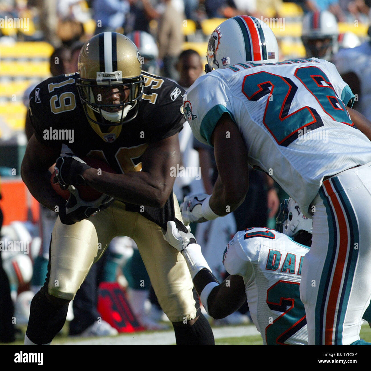 New Orleans Saints wide receiver Devery Henderson (19), takes an Aaron ...
