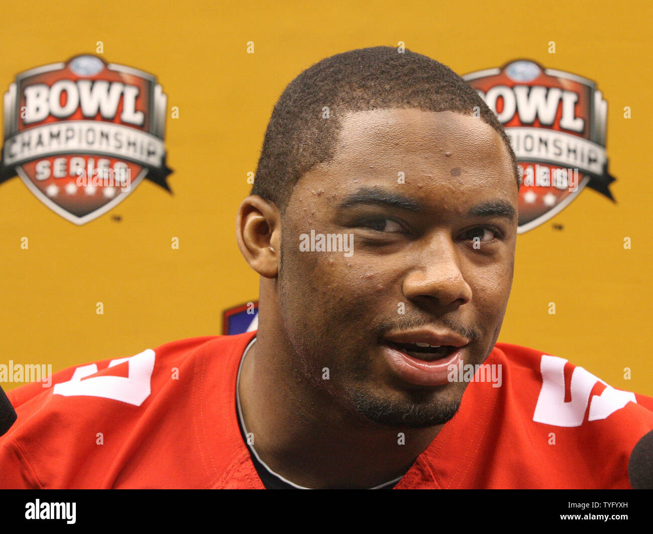 Ohio State University defensive end Vernon Gholston speaks with ...