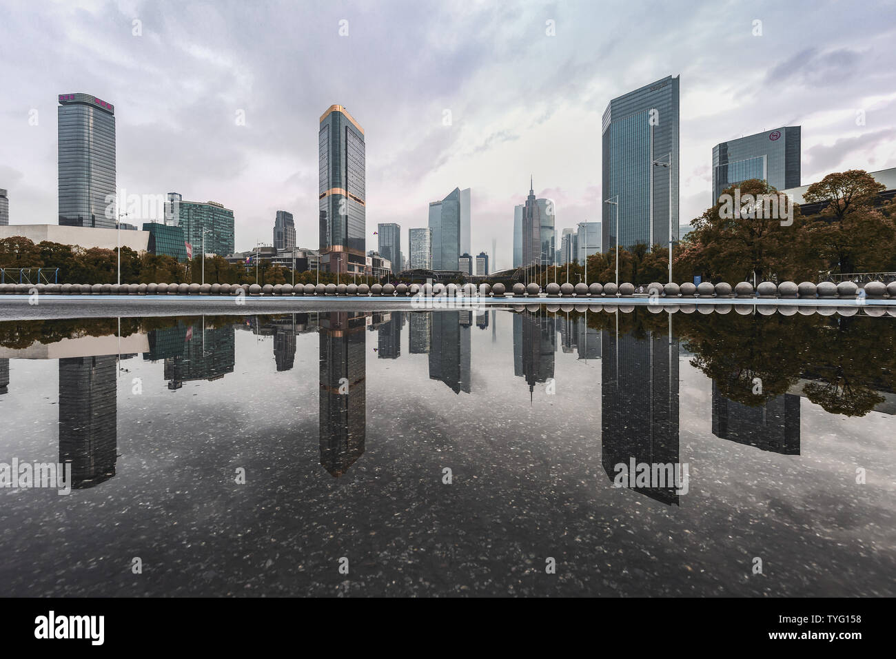 City reflection of rivers hi-res stock photography and images - Alamy