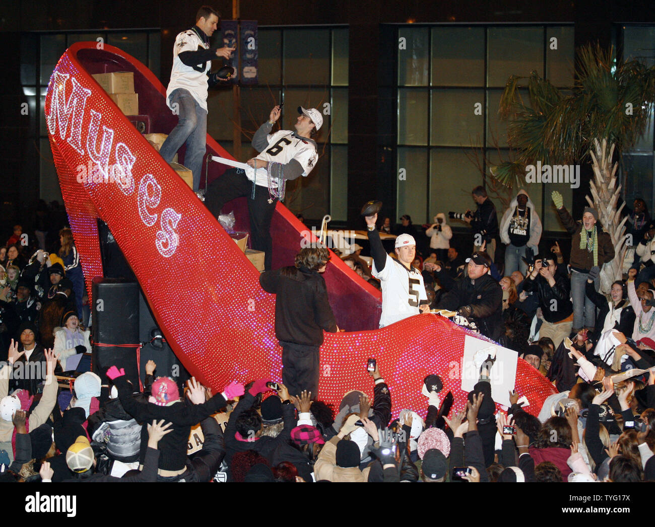 New Orleans Saints field goal kicker Garrett Hartley, bottom, prepares ...