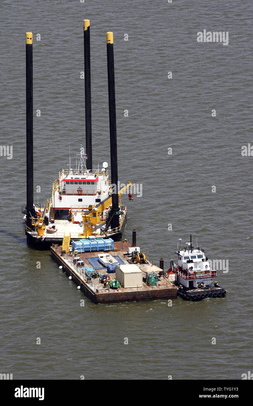 Deepwater horizon oil spill cleanup hi-res stock photography and images ...