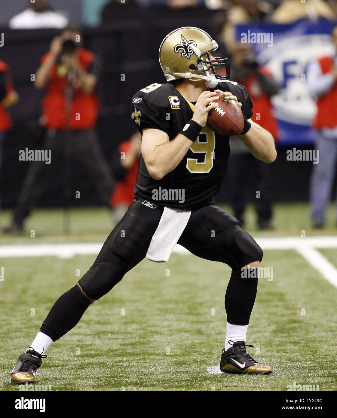 Drew Brees Throwing A Football