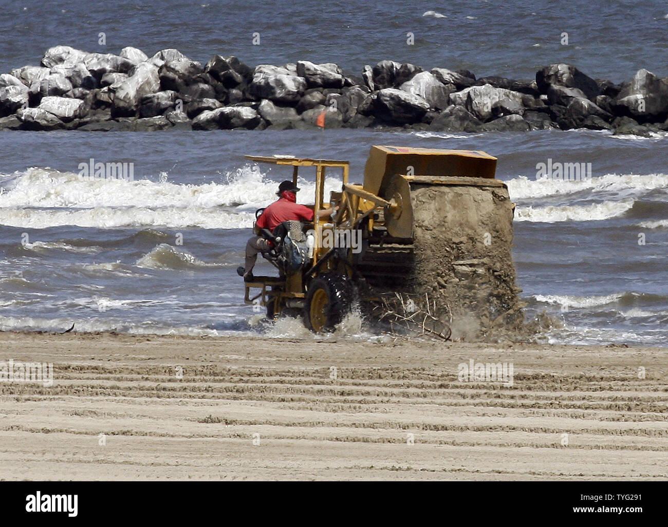 Oil skimmers hi-res stock photography and images - Alamy