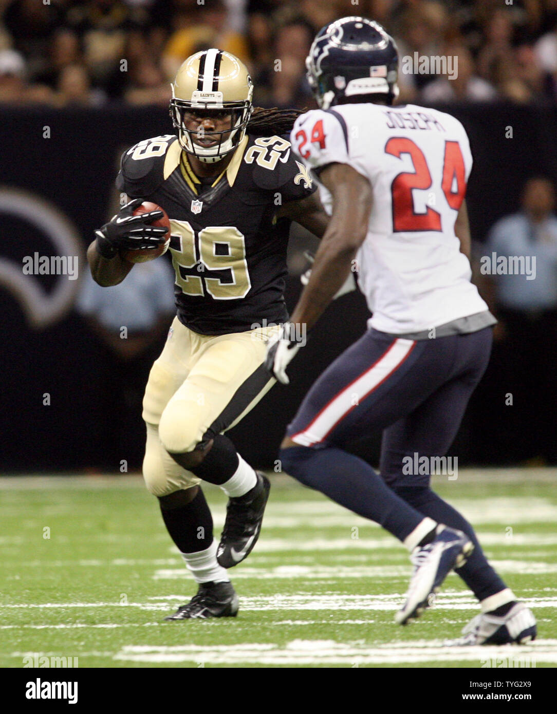 New Orleans Saints running back Chris Ivory (29) picks up 5-yards ...
