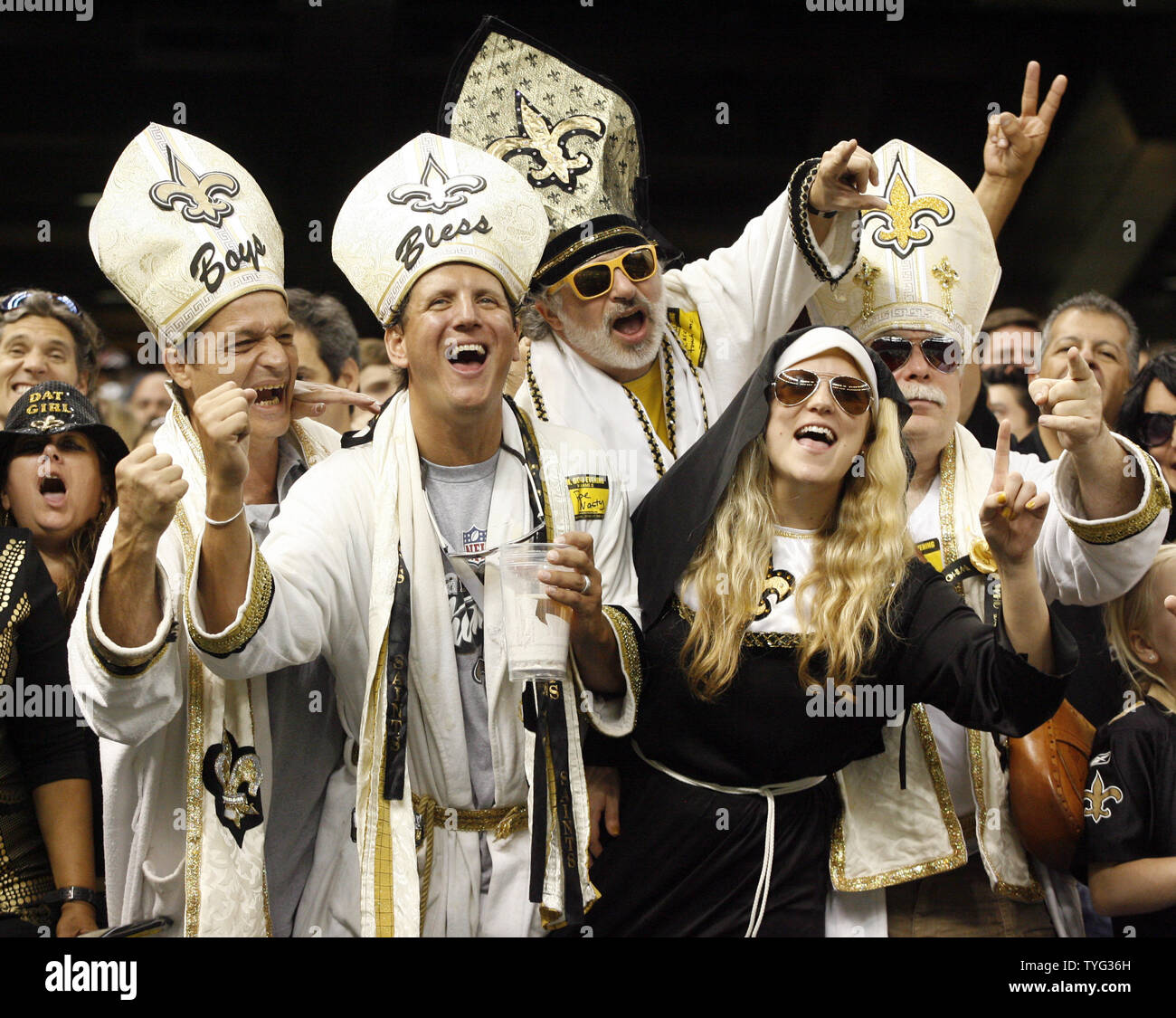 New Orleans Saints fans celebrate as the Saints hand the Atlanta ...