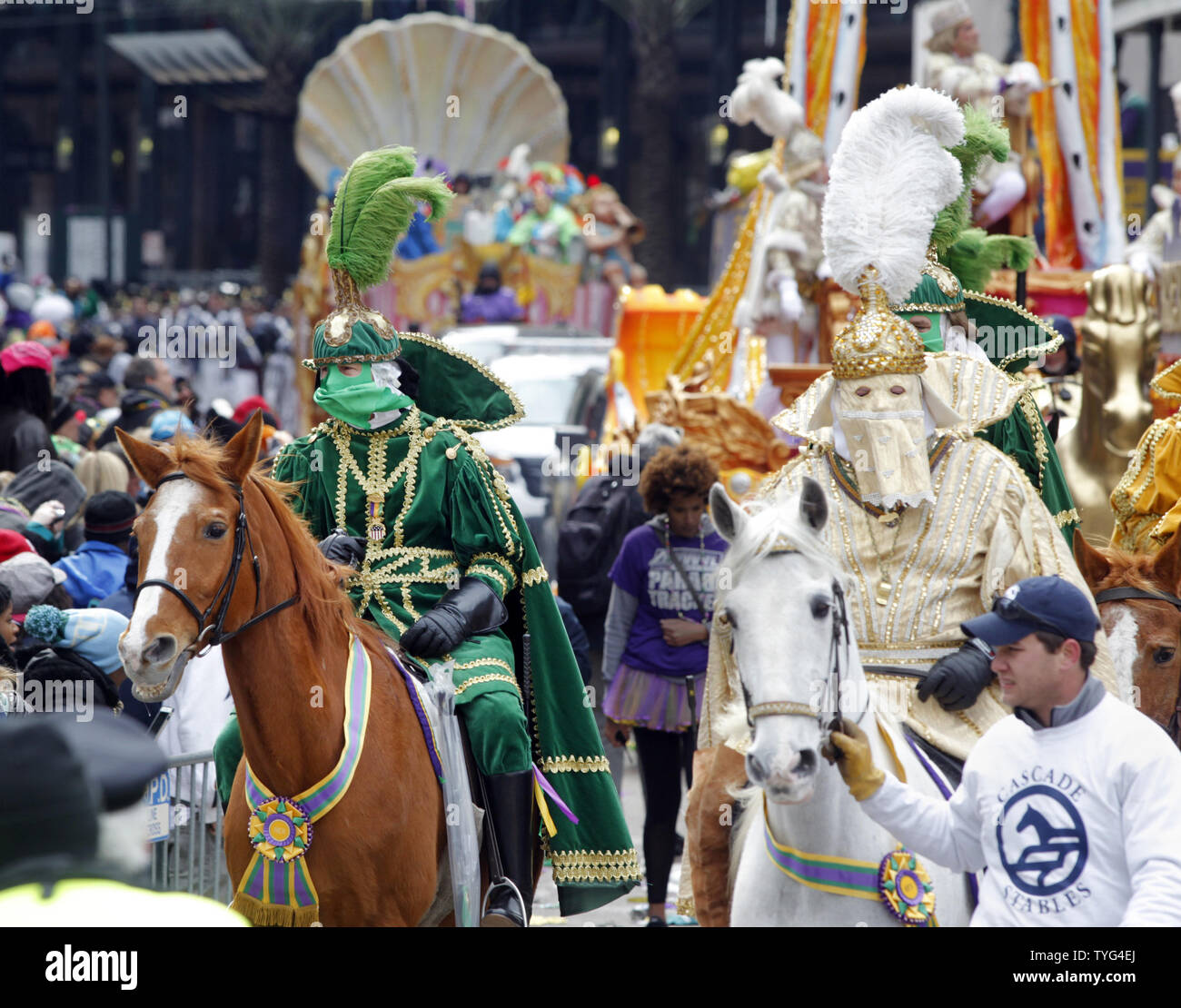 Officers in the Rex Organization lead the king's float onto Canal ...