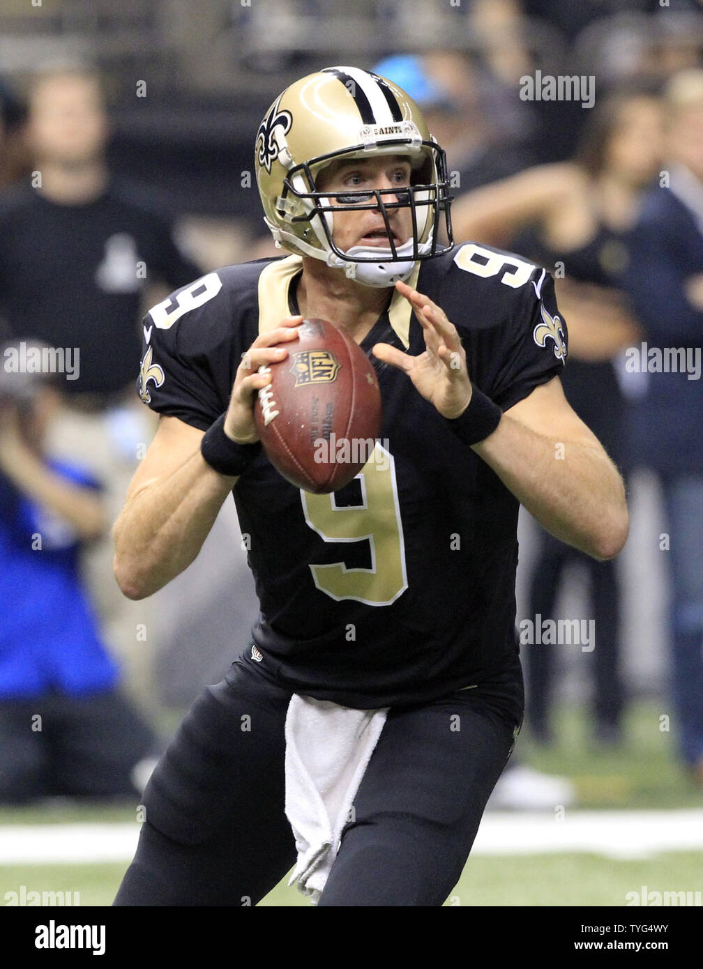 New Orleans Saints quarterback Drew Brees (9) looks to throw the ball ...