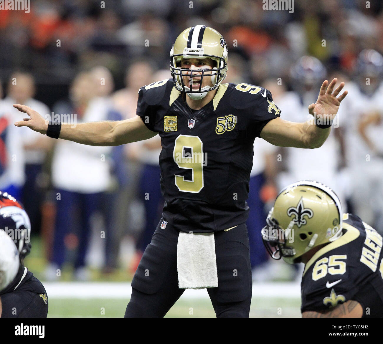 New Orleans Saints quarterback Drew Brees (9) barks out instructions to ...