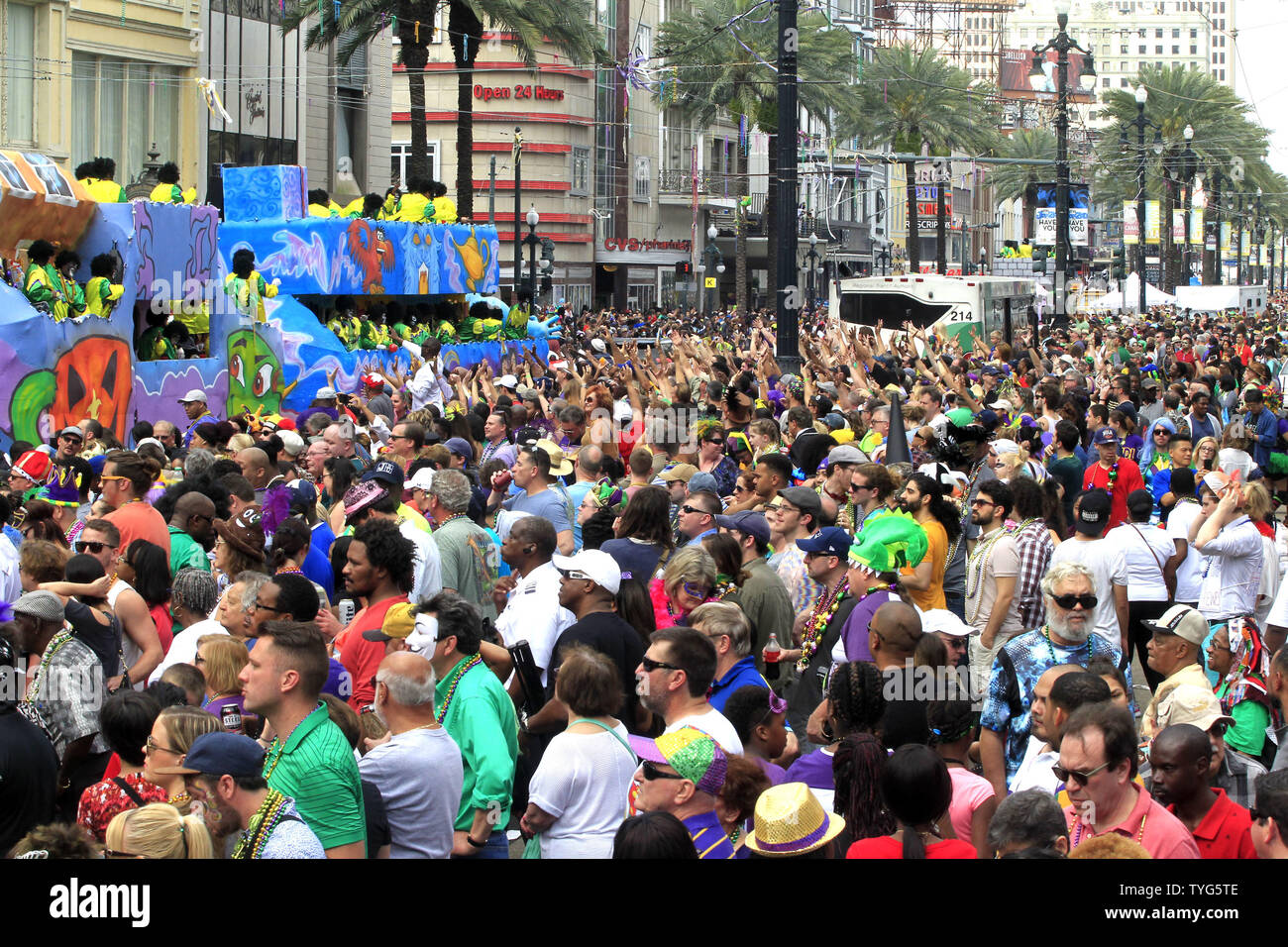Thousands of revelers crowd Canal St. in New Orleans as the Zulu parade ...
