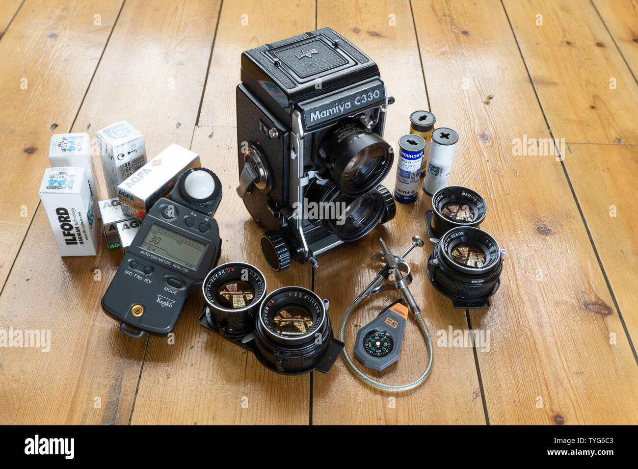 vintage mamiya c 330 TLR camera with accessories Stock Photo - Alamy