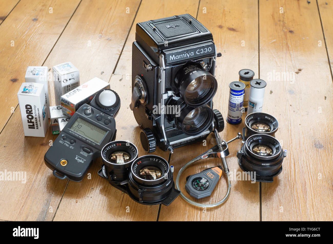 vintage mamiya c 330 TLR camera with accessories Stock Photo - Alamy