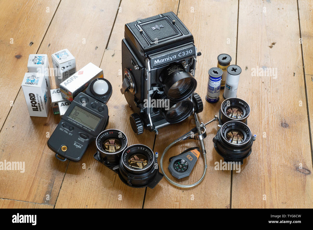 vintage mamiya c 330 TLR camera with accessories Stock Photo - Alamy