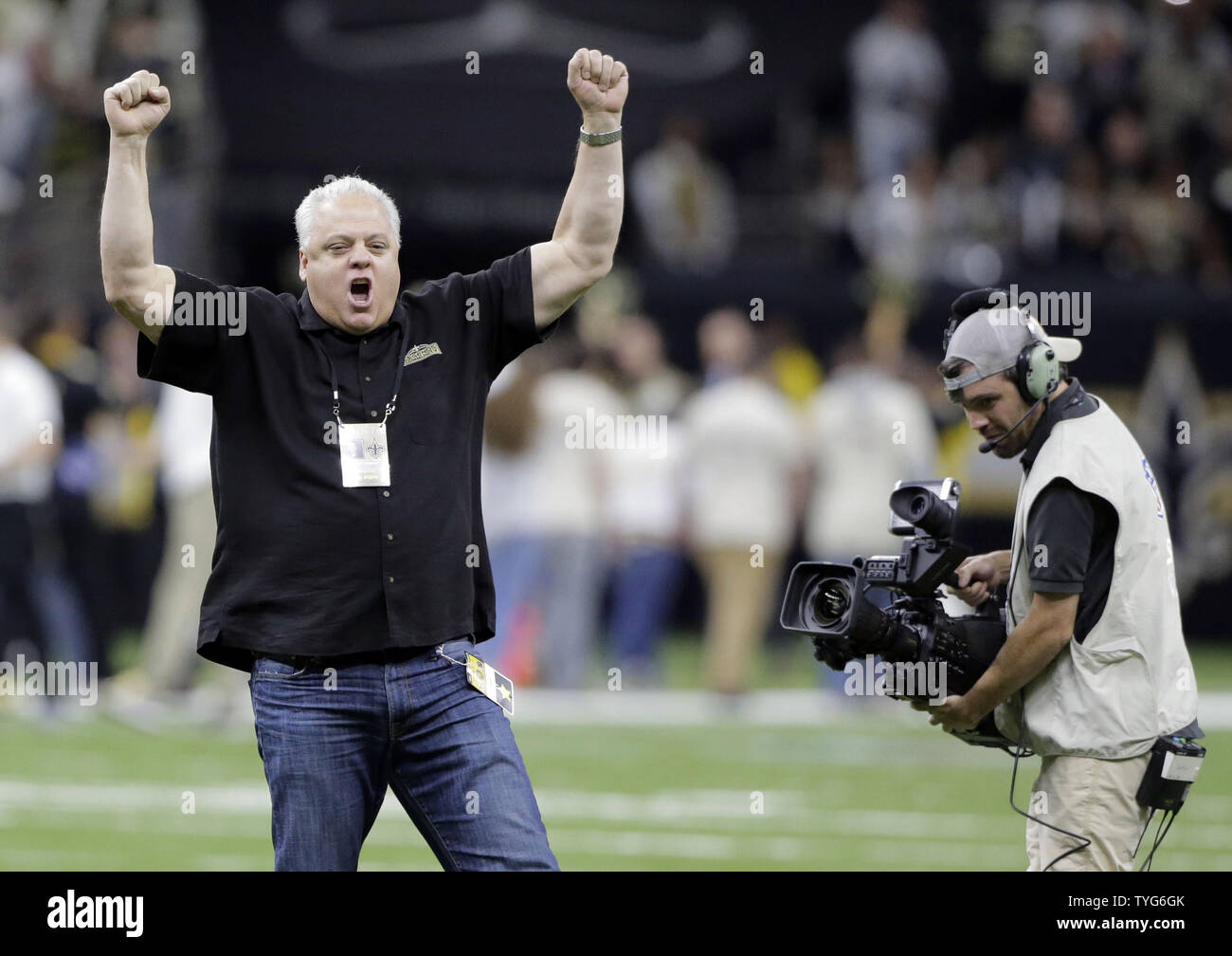 Former New Orleans Saints QB Bobby Hebert fires up the crowd before the ...
