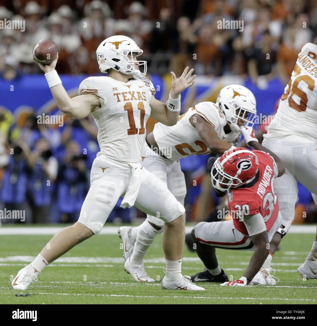 Texas Longhorns quarterback Sam Ehlinger (11) throws against the Georgia Bulldogs during the ...