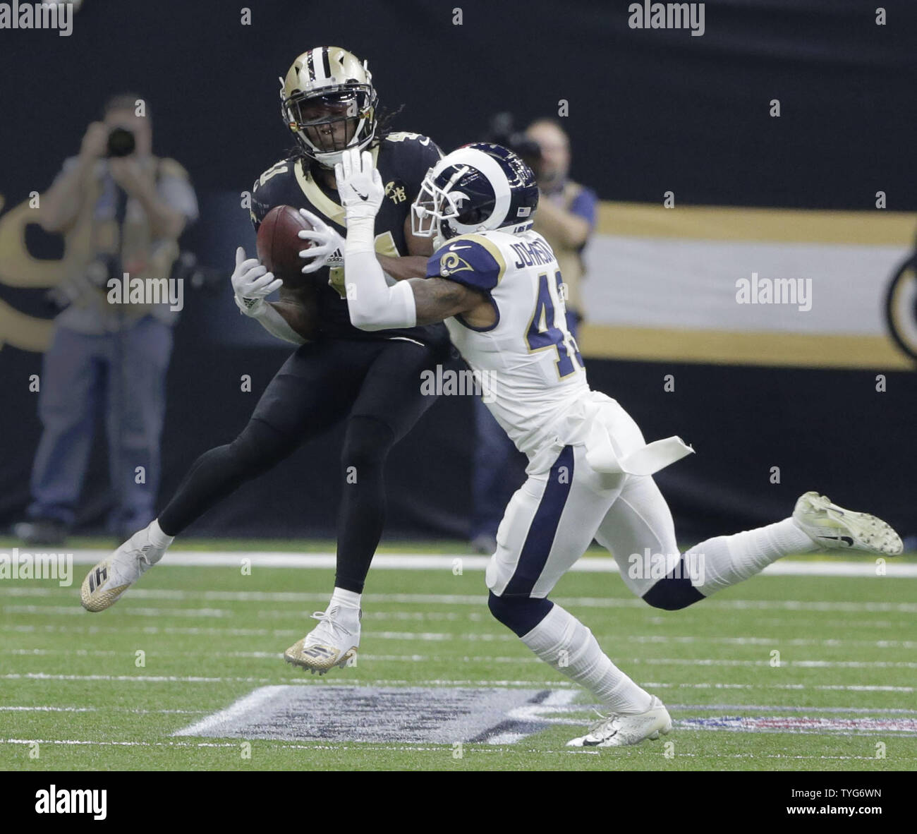New Orleans Saints running back Alvin Kamara (41) catches a Drew Brees ...