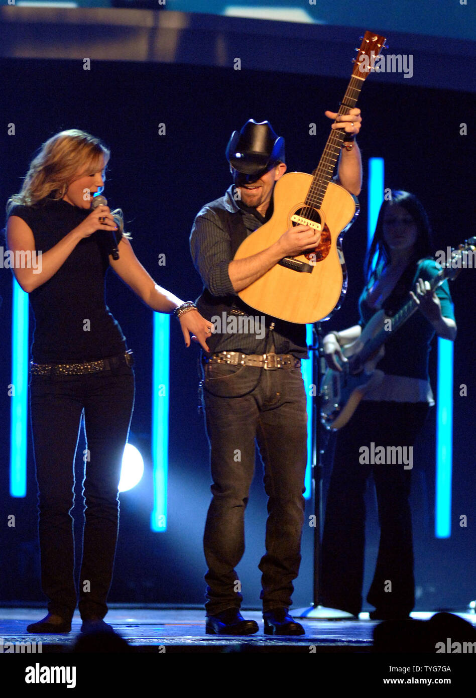 Sugarland members Jennifer Nettles and Kristian Bush perform during the ...