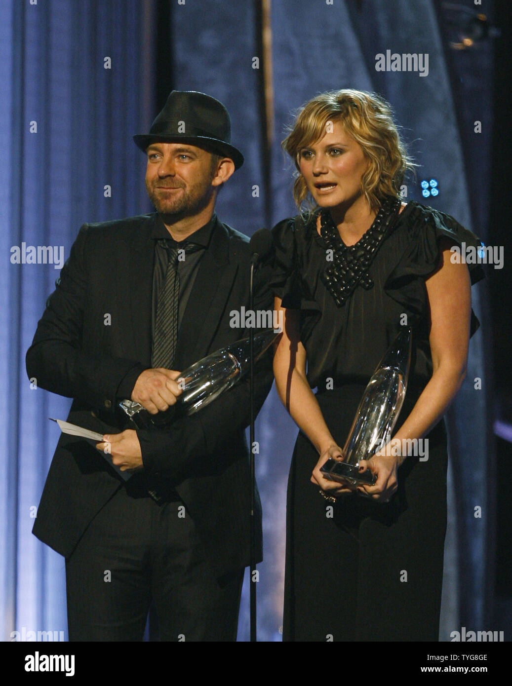 Jennifer Nettles (R) and Kristian Bush, of band Sugarland,accepts the ...