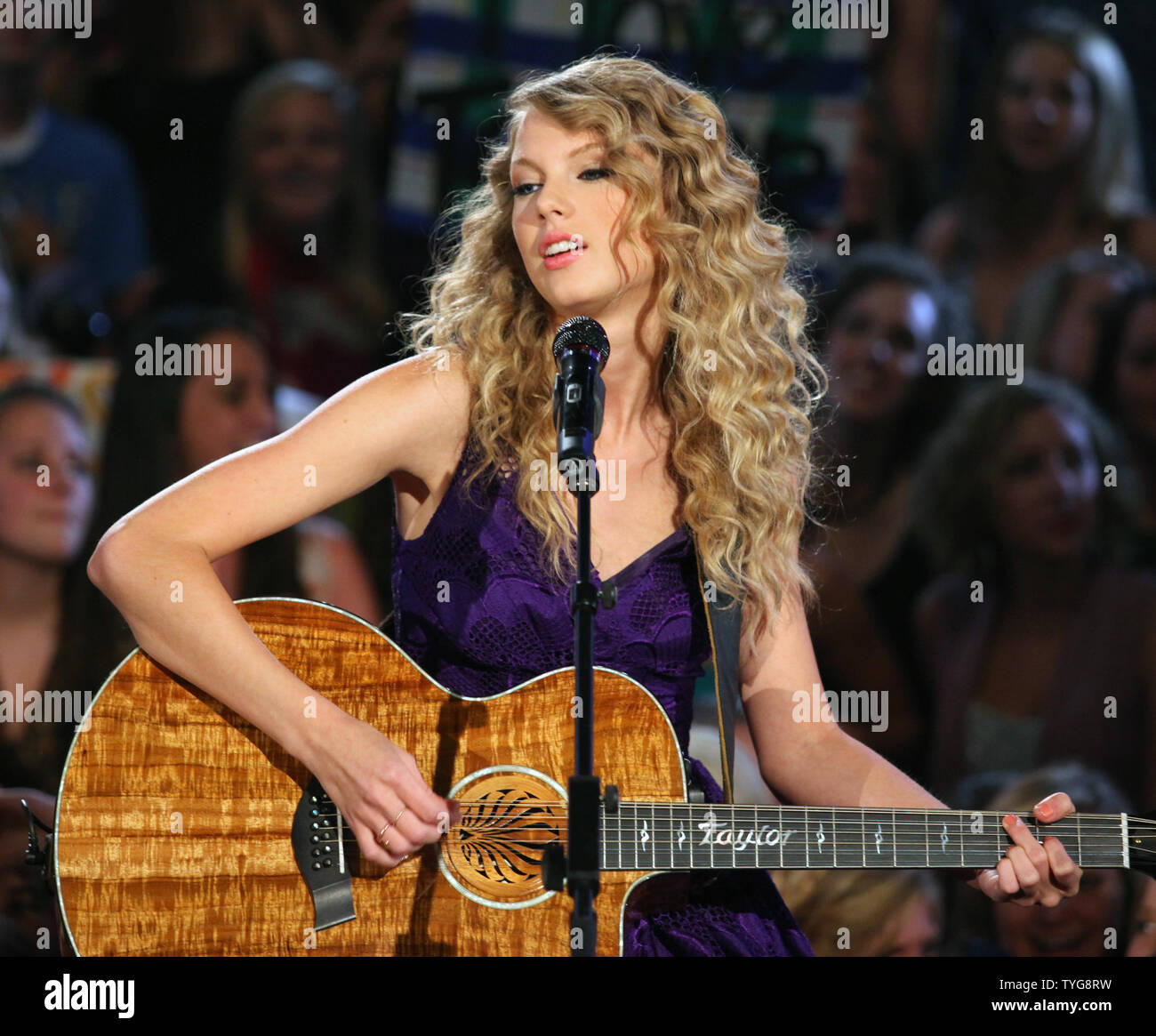 Taylor Swift performs at the 43rd Annual Country Music Association ...
