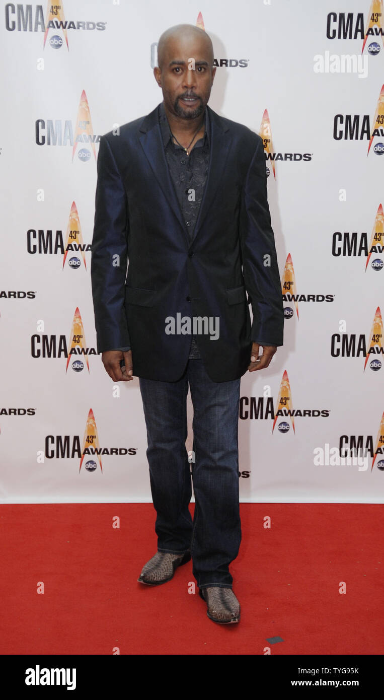 Darius Rucker arrives on the red carpet of the 43rd Annual Country ...