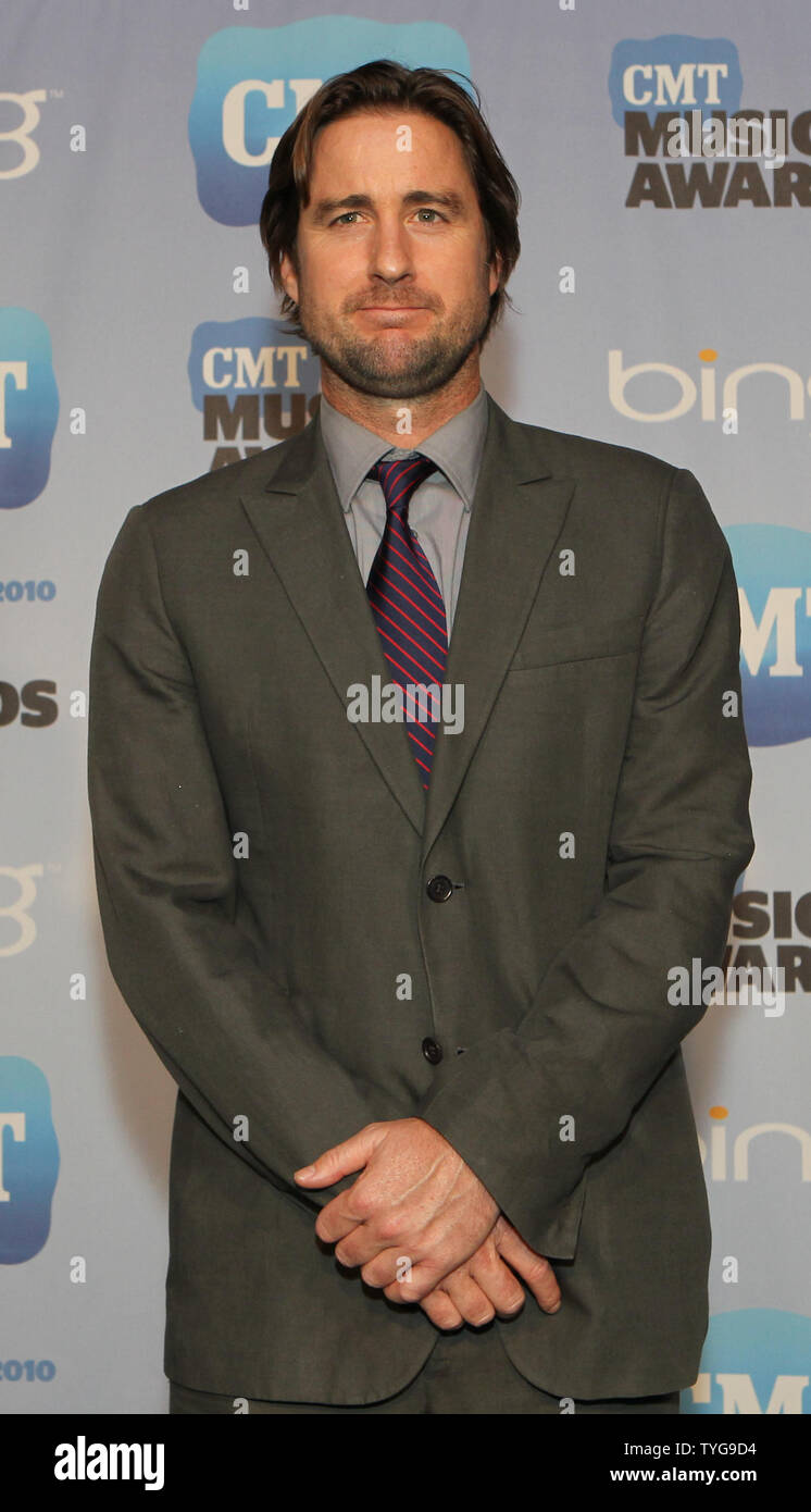 Luke Wilson speaks to the press at the Country Music Television Awards ...