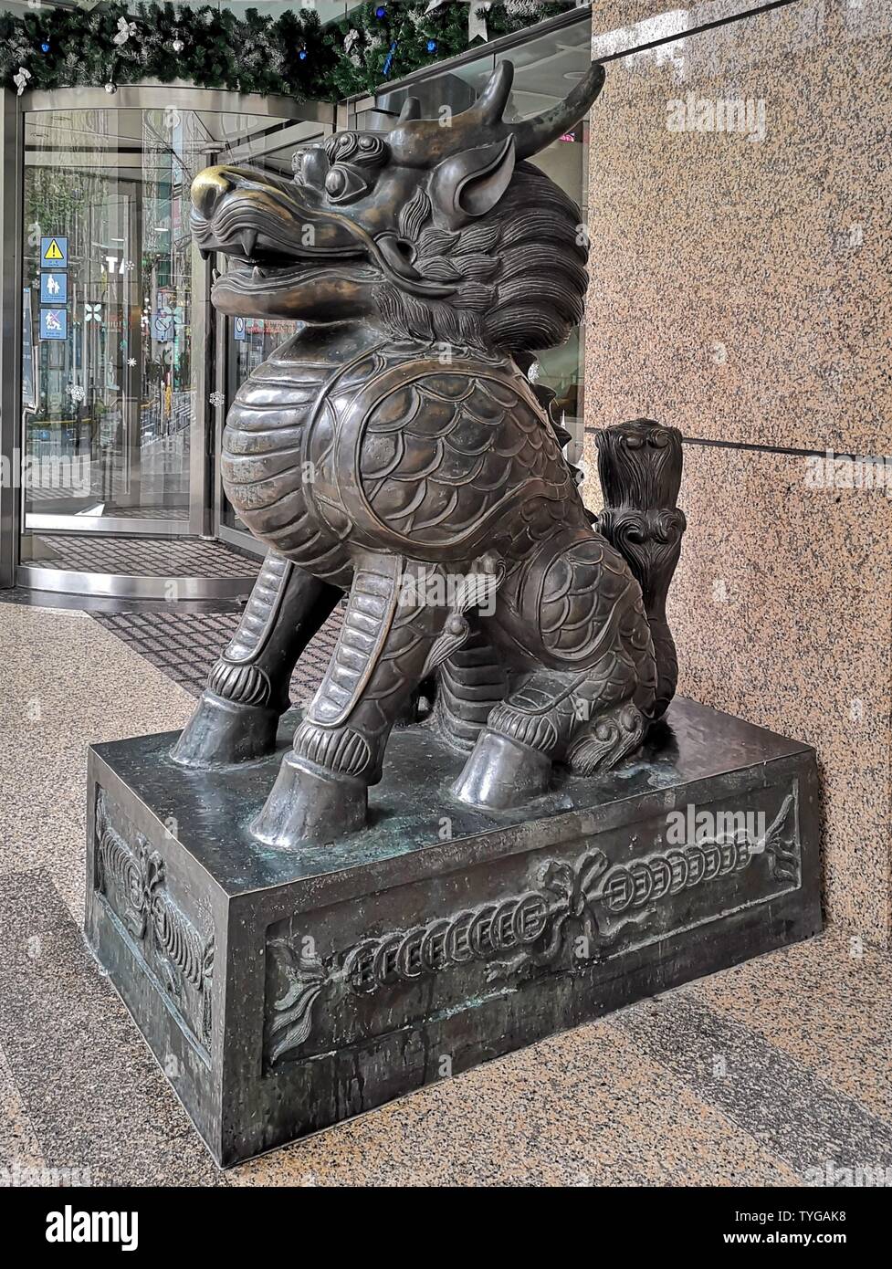 Kirin statue hi-res stock photography and images - Alamy