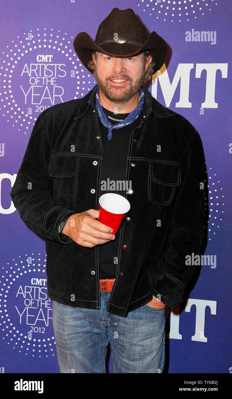 Toby Keith walks the red carpet at the 2012 CMT Artists of the Year ...