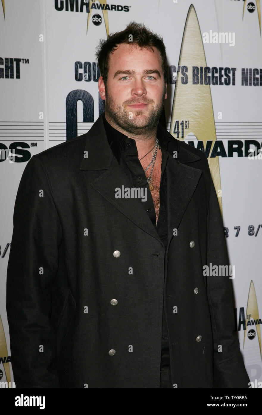 Lee Brice arrives at the 41st annual Country Music Association Awards ...