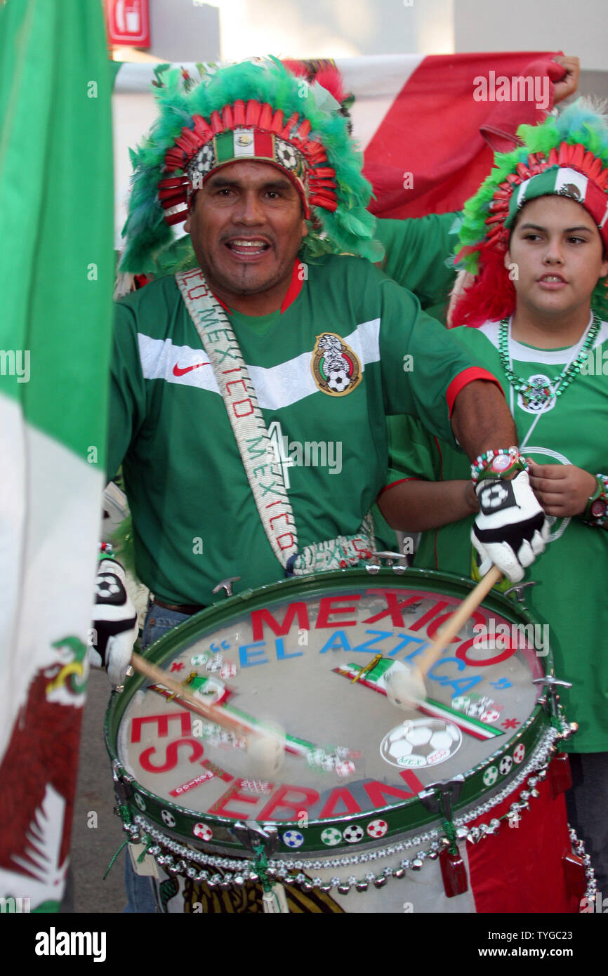 Mexico fans cheer on their team hi-res stock photography and images - Alamy